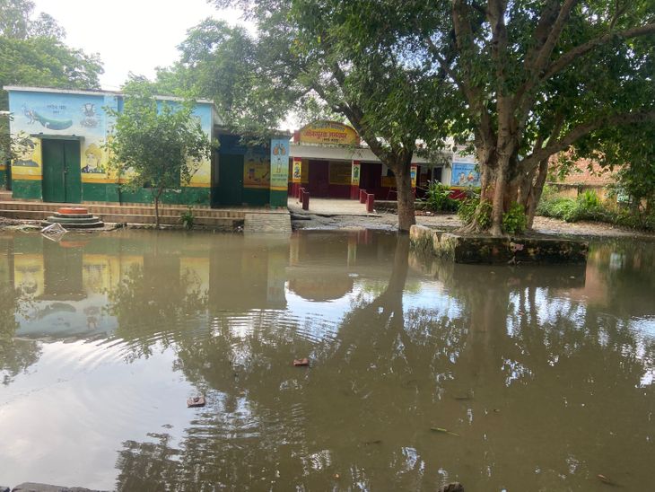 Water from the Pandu river entered the school | फतेहपुर के पांडु नदी का ...