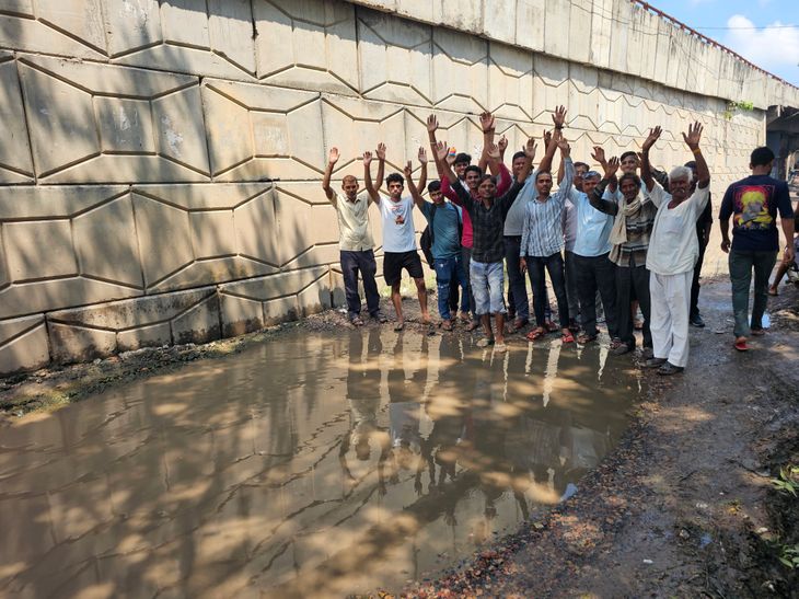 Trouble due to waterlogging on Manikpur Jalesar Road