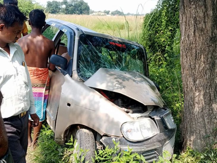 Car collided with a tree in Durgaganj | दुर्गागंज में कार पेड़ से टकराई ...