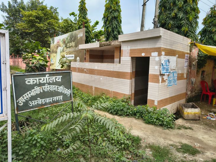 Public toilets in Baskhari are dilapidated | बसखारी में सार्वजनिक ...