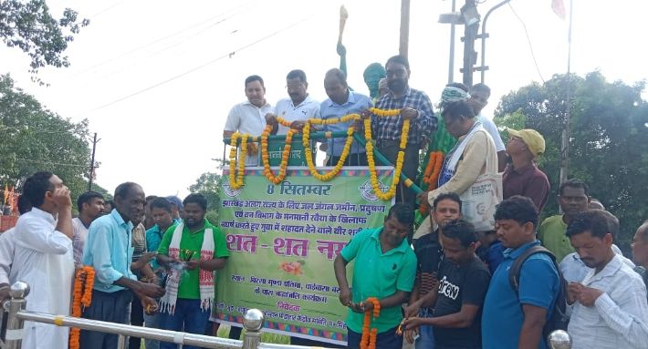 Manki Mundas remembered the martyrs by garlanding the statue of Birsa ...