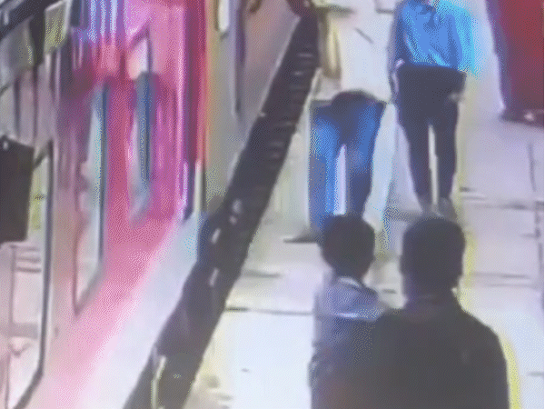A serious accident was averted while getting off a moving train, video