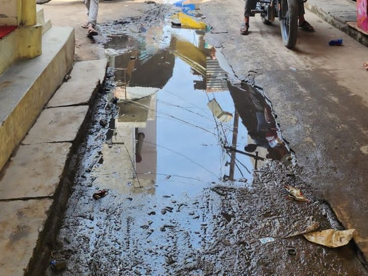 People are troubled by waterlogging in Magalganj market | मैगलगंज बाजार ...
