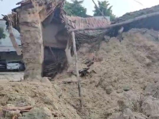 A kutcha house collapsed in Lalapur | लालापुर में कच्चा मकान गिरा ...