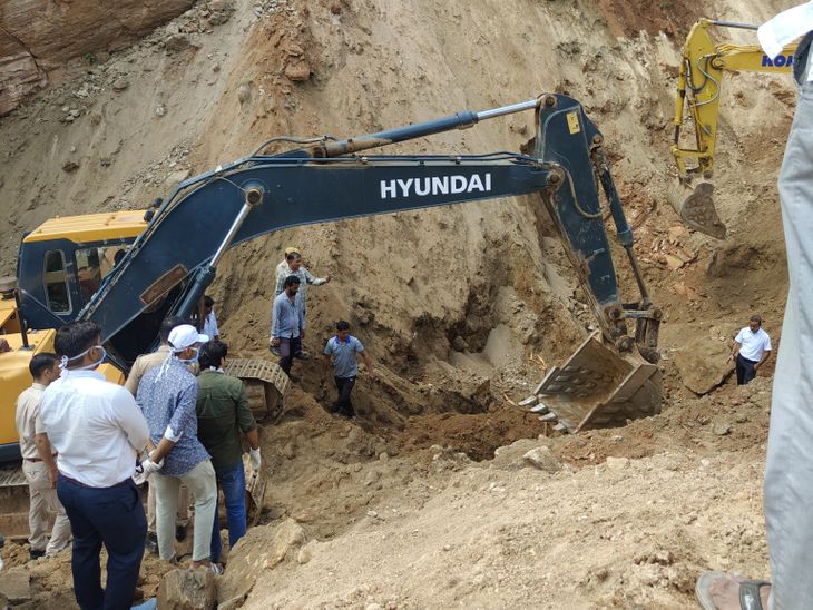 A young man died due to landslide in Chaumu