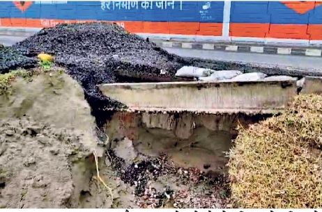 The service road connecting the four-lane to Fatuha city has collapsed ...