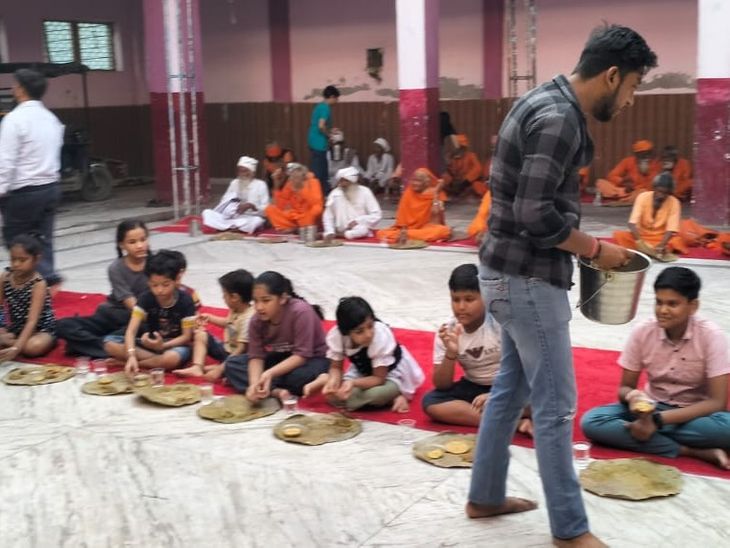 A grand feast was organized in Jalesar of Etah | एटा के जलेसर में भव्य ...