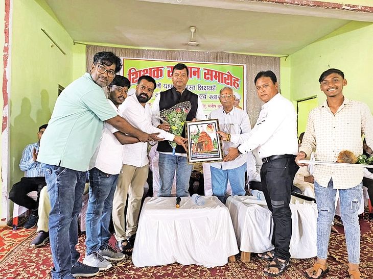 MLA Sandeep honored retired teachers who did excellent work | विधायक ...