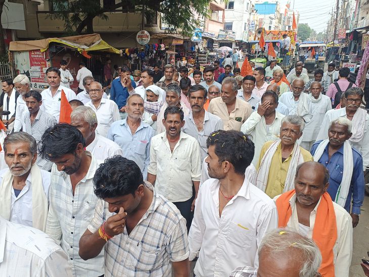 One kilometer long tractor rally of farmers in Shujalpur