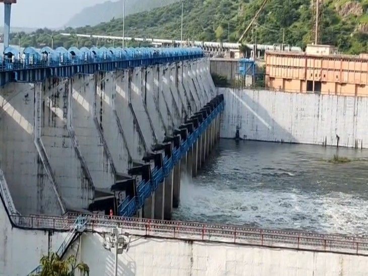 Two gates of Bisalpur dam closed, one gate water drainage
