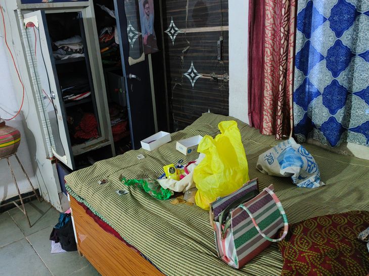 Four thieves broke into a house in Neemuch | नीमच में चार चोरों ने एक ...