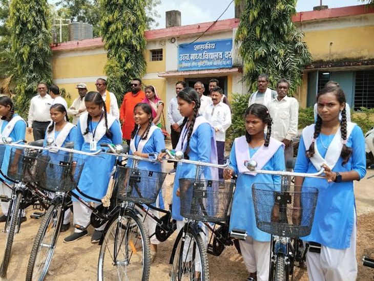 11 girl students got bicycles in Darra school | दर्रा स्कूल में 11 ...