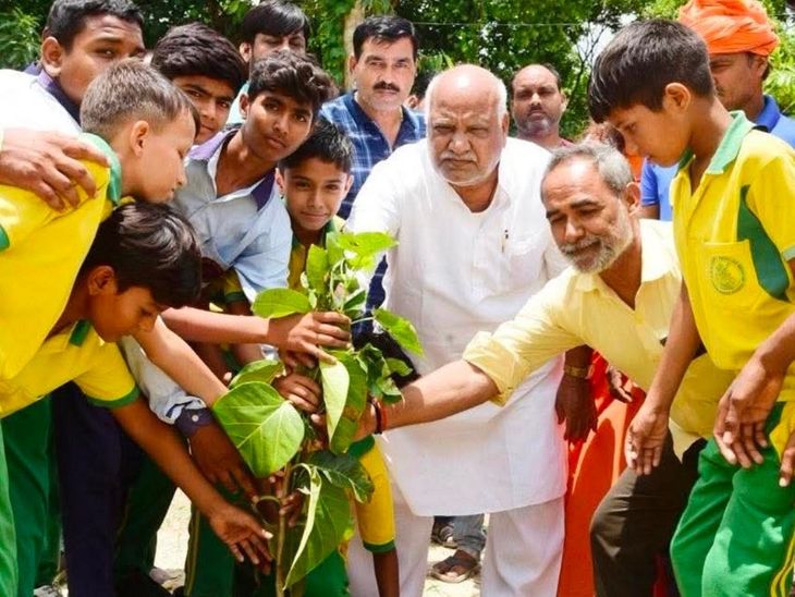 Former MP planted a tree in the name of mother in Ayodhya, appealed to ...
