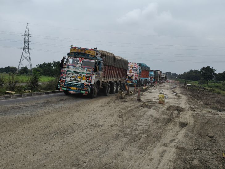 The road is in bad condition for 25 km from Sendhwa to Maharashtra ...