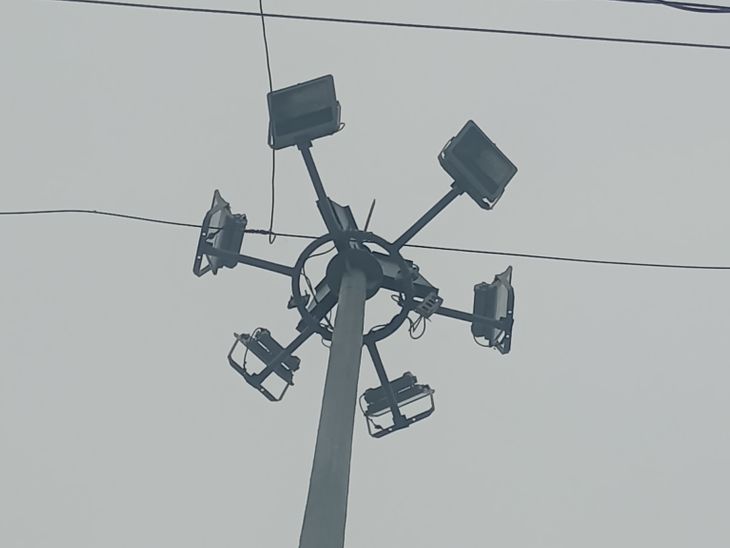 High mast lights lying idle in Baldirai Haliapur | बल्दीराय हलियापुर ...
