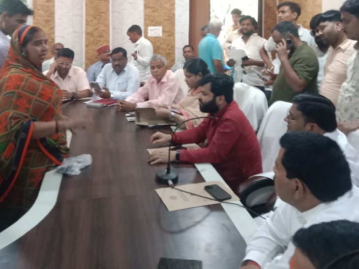 MLA's public interaction in Bikapur | बीकापुर में विधायक का जनसंवाद ...