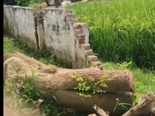 The boundary of the school in Achalda has been broken for 8 months