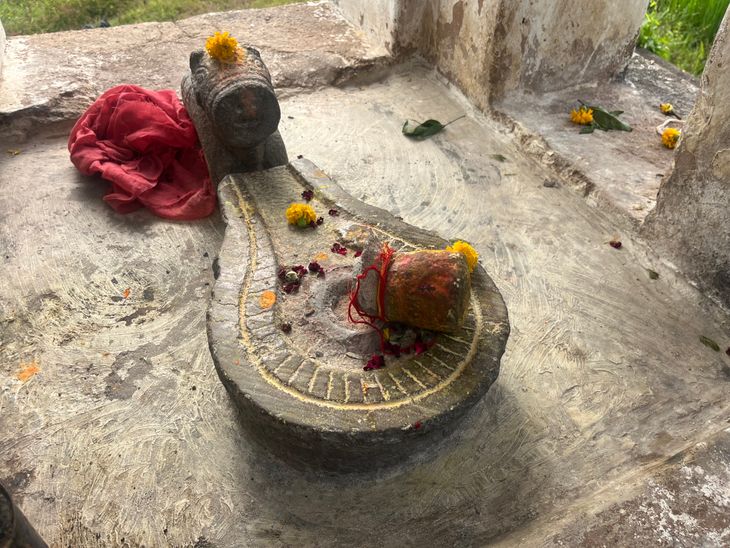 Miscreants damaged the 70 year old Shivling in Sirsaud