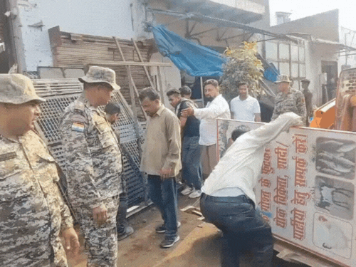 There was an altercation with shopkeepers in Agra over encroachment ...