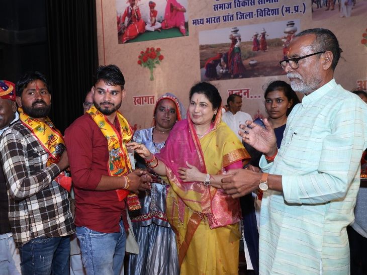 Minister Krishna Gaur arrived to honor the freed-nomadic community ...