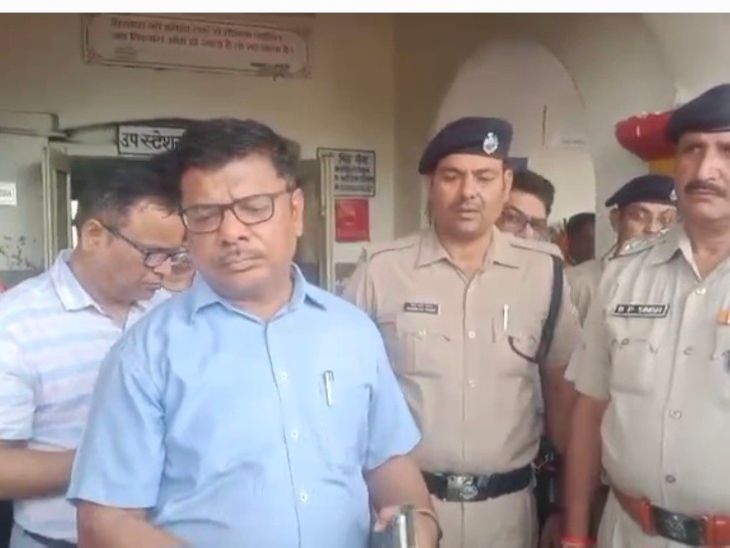 Demand for stoppage of express trains at Jalesar Road station