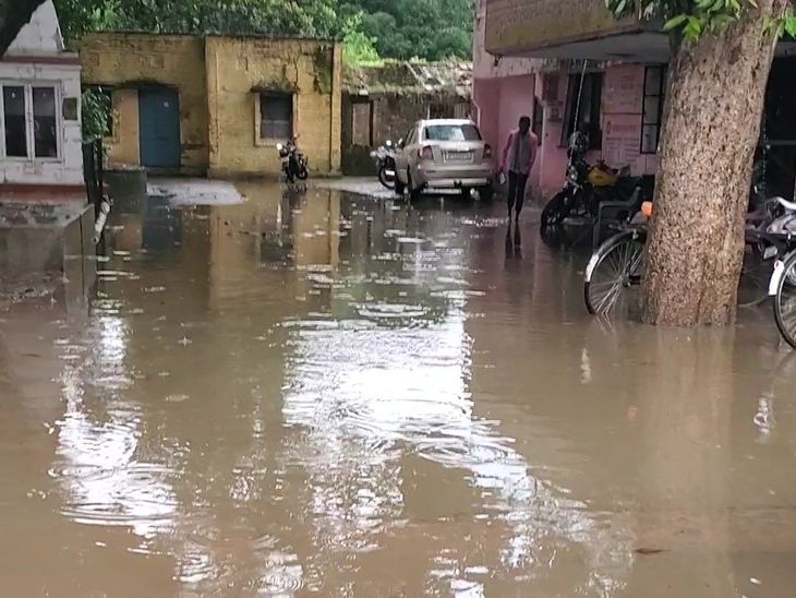 7 mm of rain causes waterlogging in Hasanganj | हसनगंज में 7 एमएम बारिश ...
