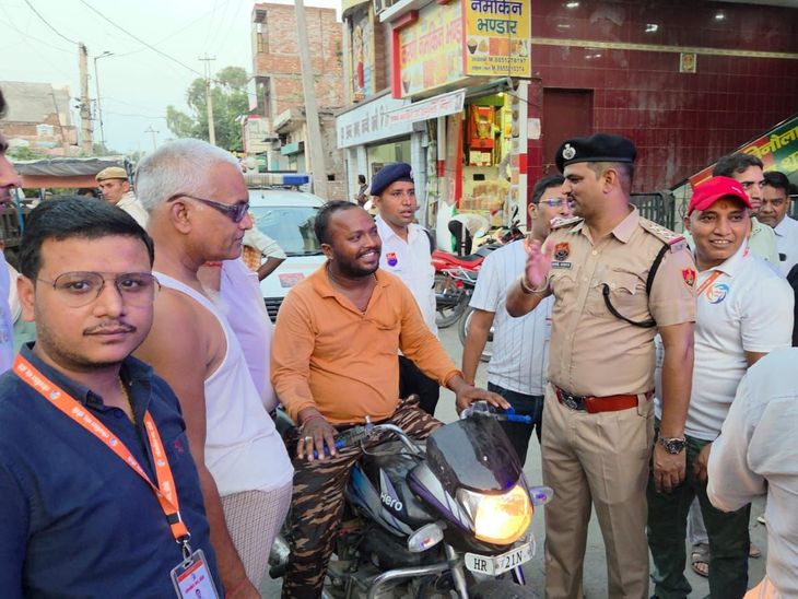 Hisar-Hansi-police-organizes-traffic-awareness-program-distributes-helmets