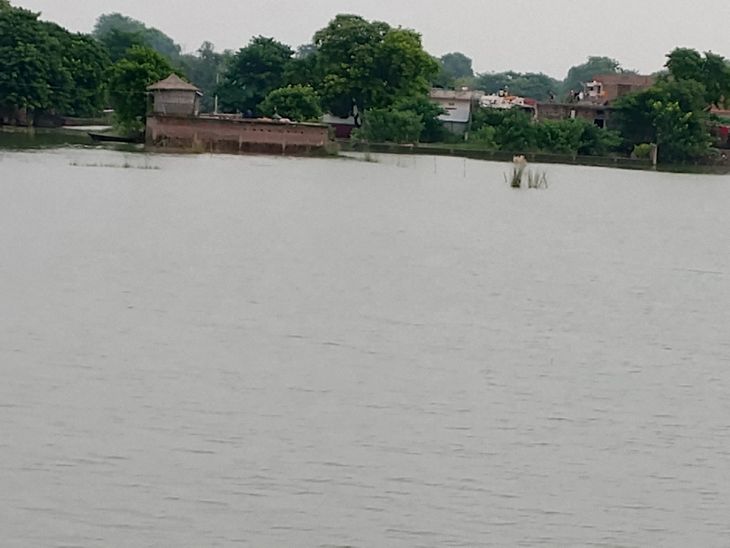 The water level of Saryu Ghaghra river is stable in Ballia.