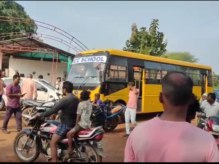 School bus and car collide in Seoni Malwa | सिवनी मालवा में स्कूल बस और ...