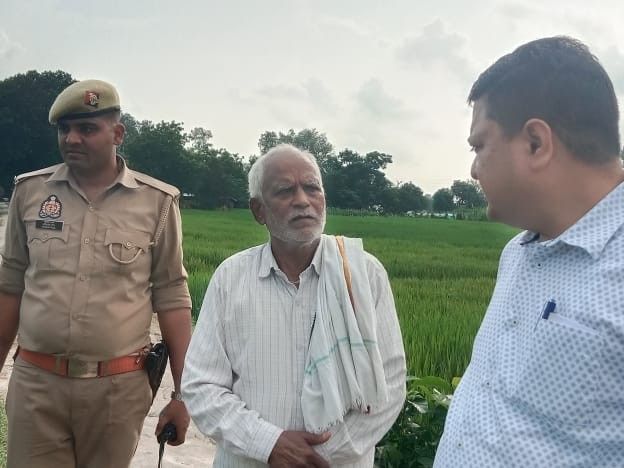 Ayodhya DM inspected the farming of a progressive farmer.