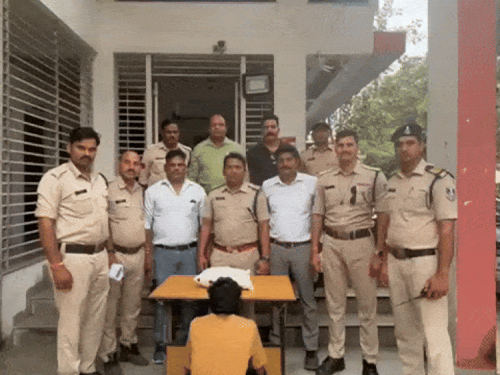 Police raided Itwara Kalari and caught a ganja smuggler. | इतवारा कलारी ...