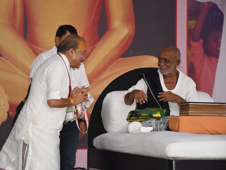 Morari Bapu explained the glory of cow during Ram Katha in Barsana.