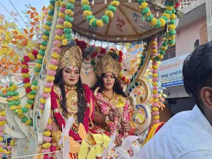 A grand Ram Barat procession took place in Sardhana. | सरधना में निकली ...