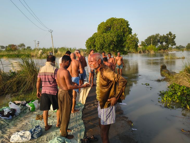 Crowds of devotees gathered at Fakarpur Ganga Ghat in Amritpur ...