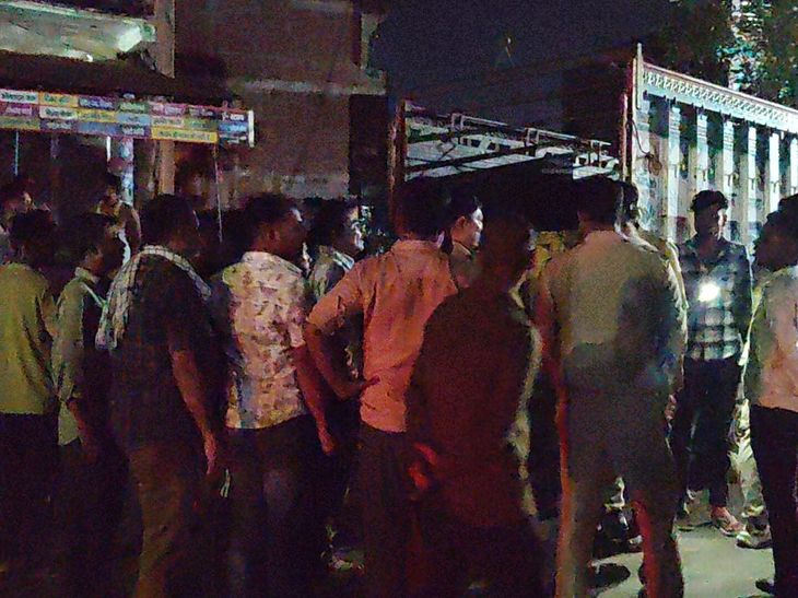 A pickup loaded with animals was caught in Lakhna. | लखना में पशुओं से ...