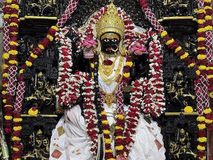 A 5-kilometer-long chunari was offered to Goddess Tripura Sundari.