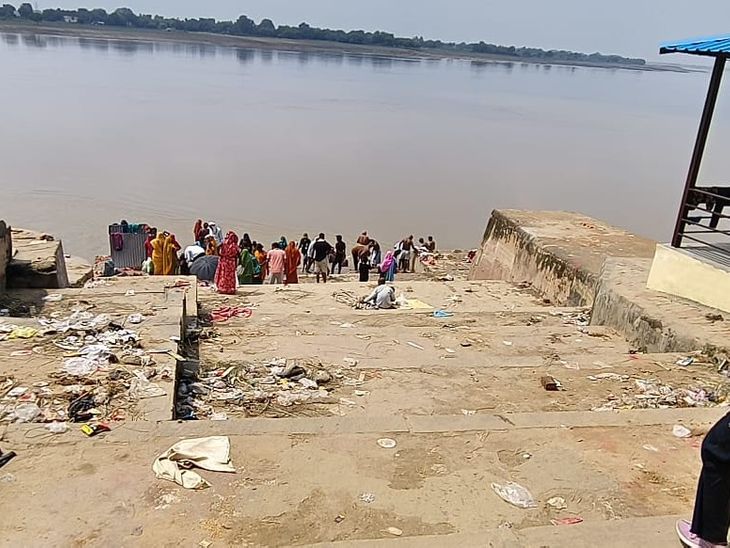 Crowds gathered at Mauni Baba Dham in Karanda, devotees bathed in the ...