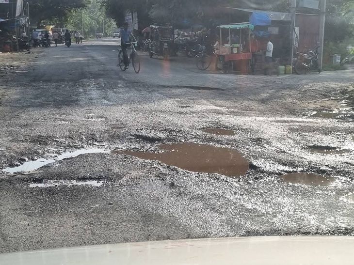 The condition of the Jalesar-Agra road is bad.