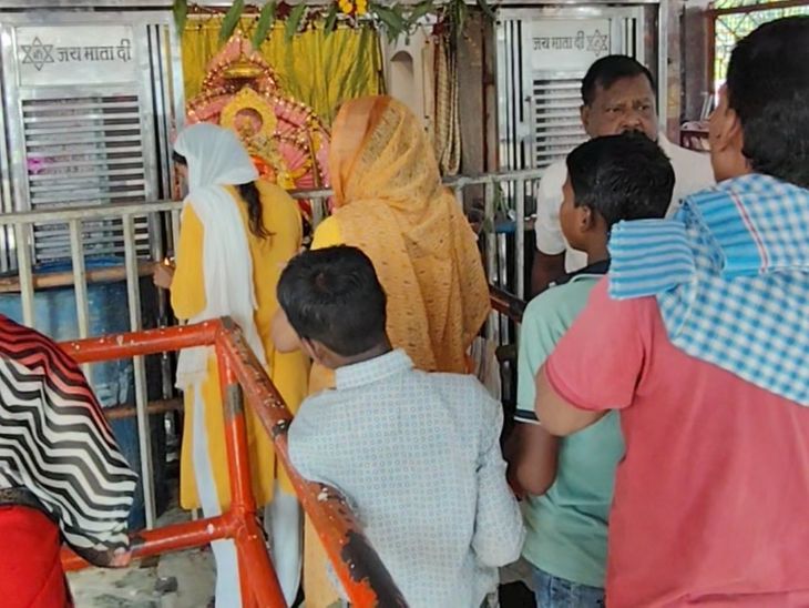 Devotees gathered in large numbers on the first day of Sharadiya ...