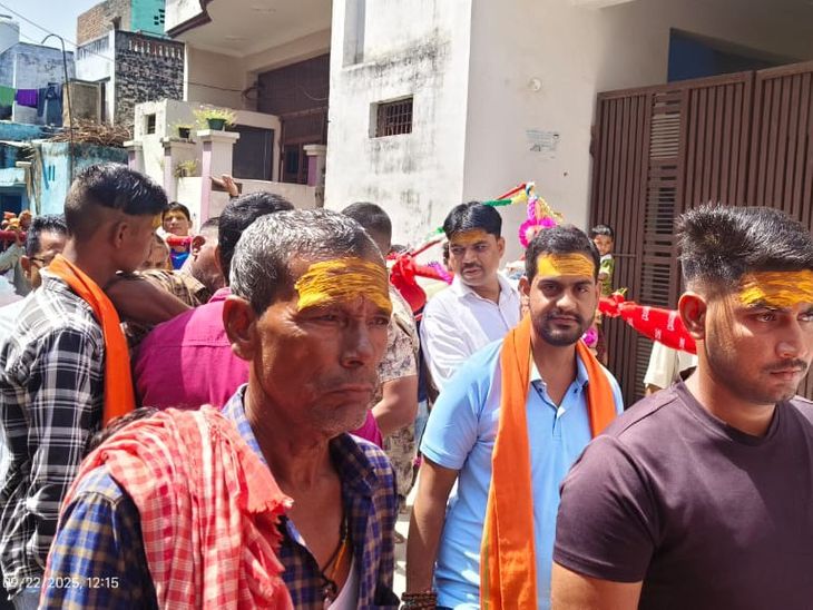 A grand procession was taken out on the occasion of Navratri in Malpura.