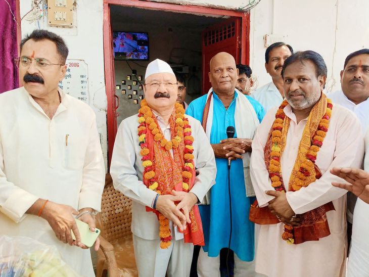 Amethi MP visits temple on first day of Navratri | नवरात्र के पहले दिन ...