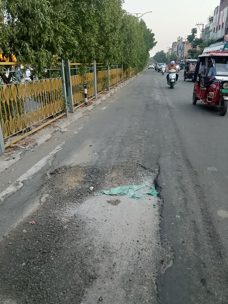Potholes on Tarn Taran Road, commuters in trouble | तरनतारन रोड पर पड़े ...