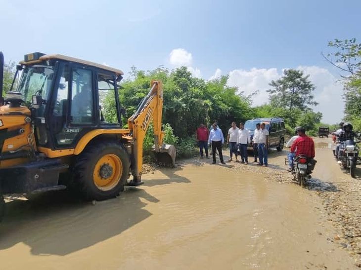 Trouble due to waterlogging near Madanpur Devi Sthan in Bagaha | बगहा ...