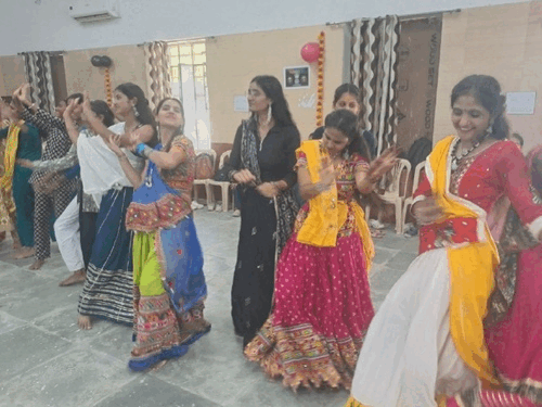 Lecturer performed Garba with college girls in Pali
