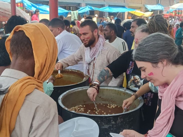 Foreign devotees organized at Neem Karoli Dham | विदेशी भक्तों का नीम ...