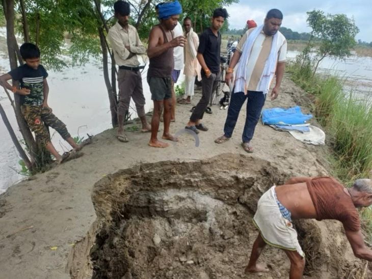 Mihala village in danger due to rising water level of Ganga