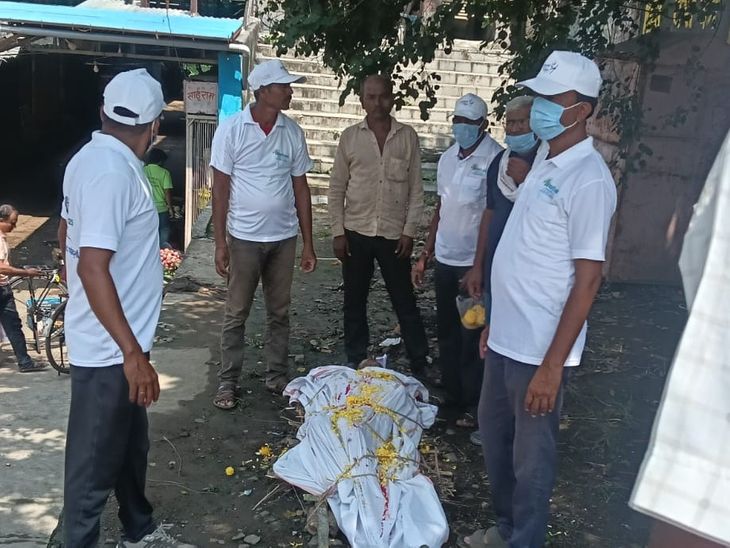 A destitute elderly man received help in Pandhurna and his last rites ...