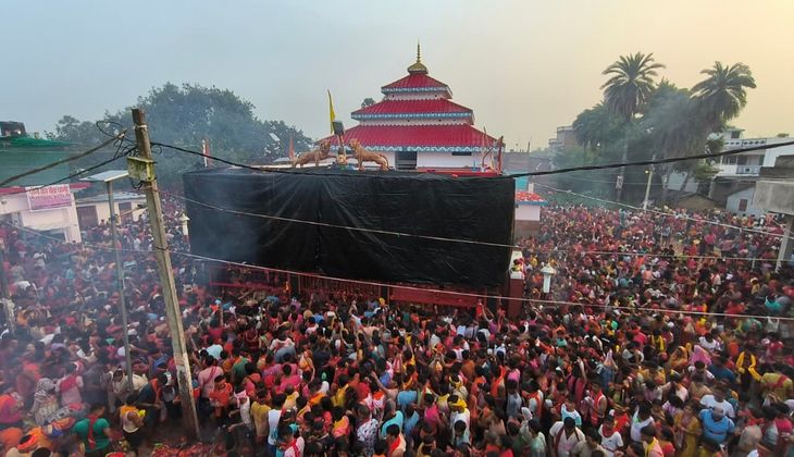 On the first day of Navratri, lakhs of devotees offered Ganga water at ...