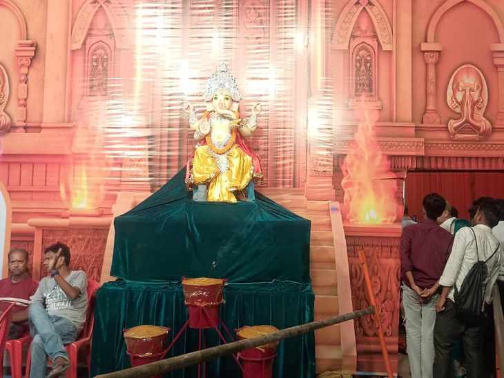 Durga Pandal has been set up in Jaunpur for 50 years.