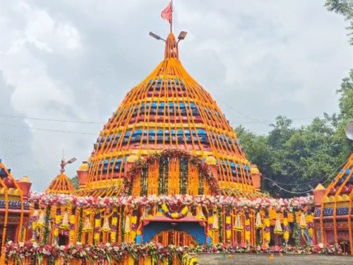 Crowds of devotees gathered at Maa Chinnamastika Temple on Navratri ...